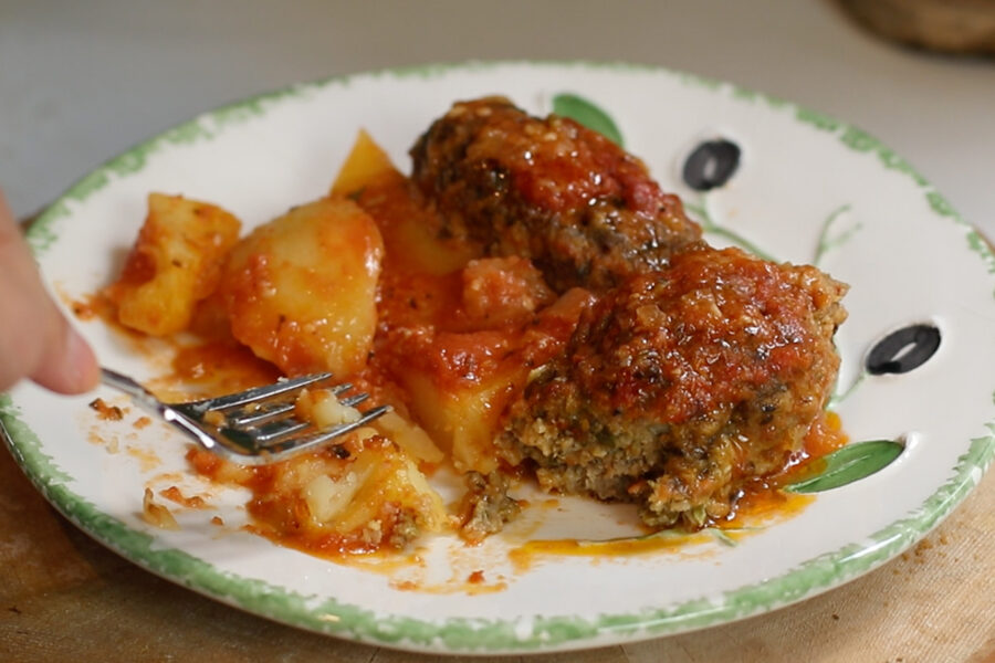 Beeftekia me Patates: Greek Roasted Potatoes with Meatballs in Tomato ...