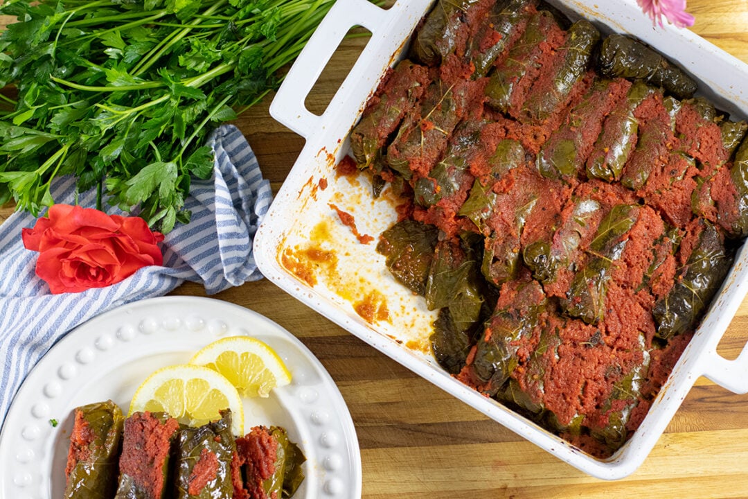 Greek Stuffed Grape leaves in Tomato Sauce: Dolmadakia me Domata ...
