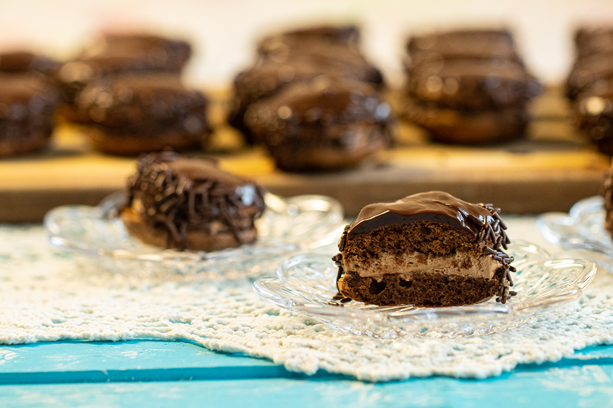 Chocolate Kokakia: Mini Chocolate Cream Cakes - Dimitras Dishes